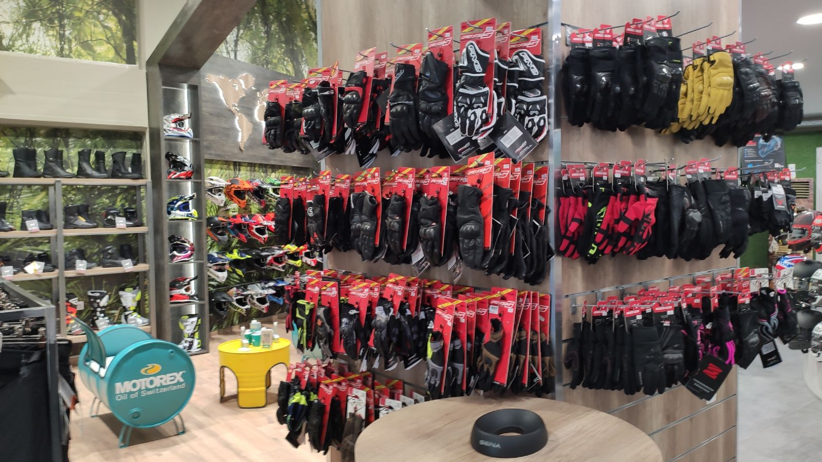 Νέο κατάστημα Moto Market στην Αθήνα - accessories