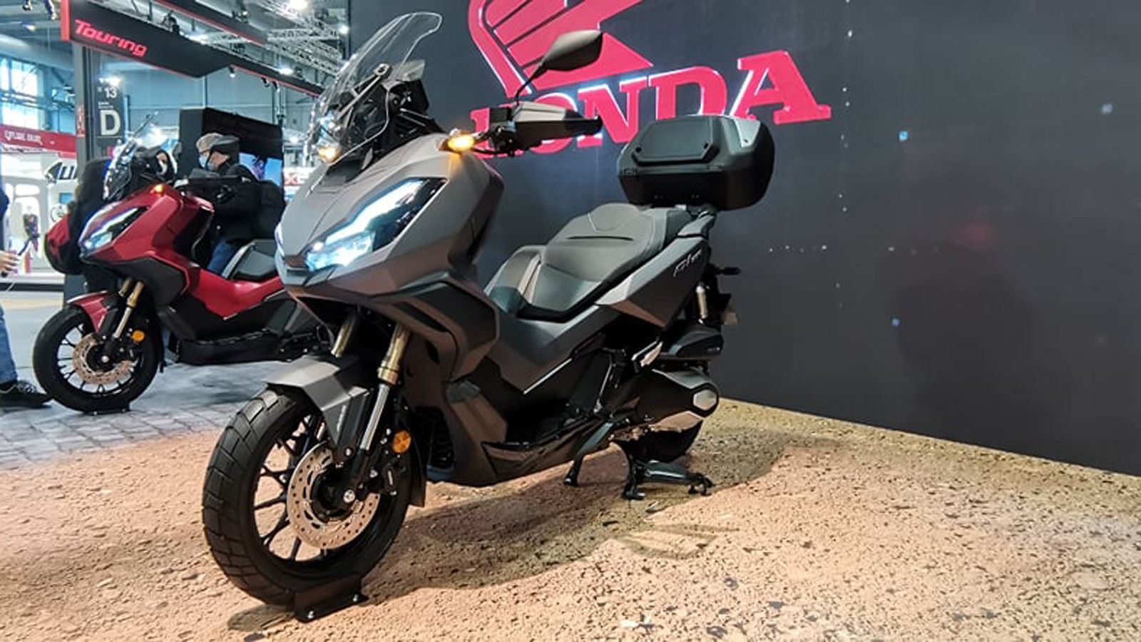 Honda X-ADV 350: Με ανεστραμμένο πιρούνι και χώρο για 2 full face κράν ...