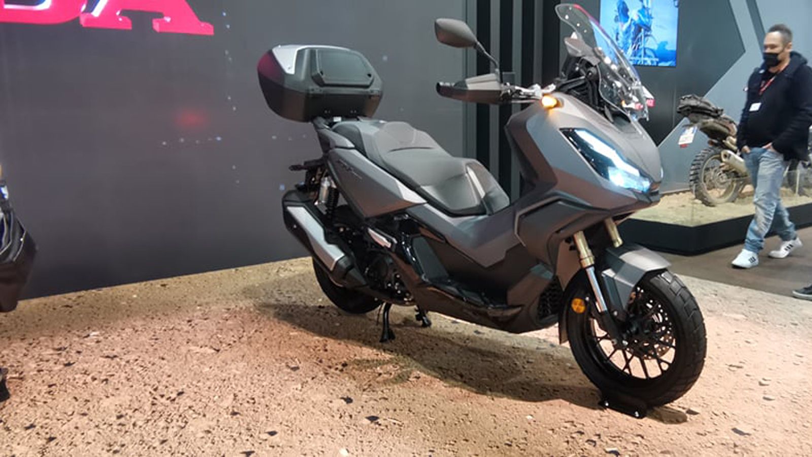 Honda X-ADV 350: Με ανεστραμμένο πιρούνι και χώρο για 2 full face κράν ...