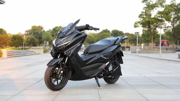 E-MOOV JSM1: Επιβλητική εμφάνιση και αυτονομία 170 χιλιομέτρων - emoov jsm1 7000